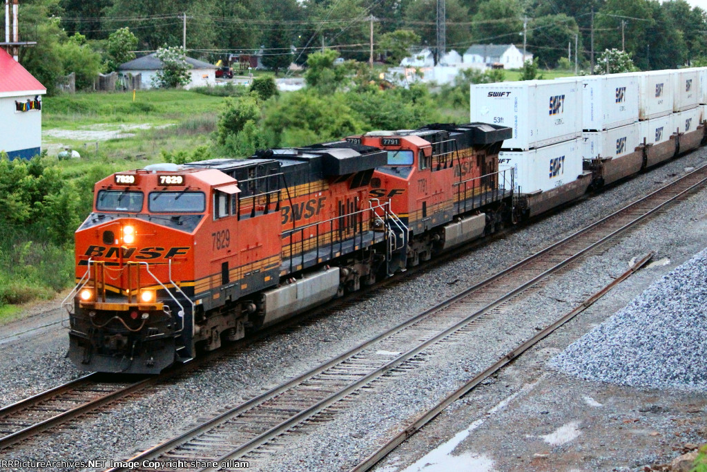 BNSF 7829 runs into almost dark light at la plata mo.